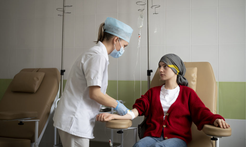 patient-getting-chemotherapy-treatment - Observatório do 3° Setor
