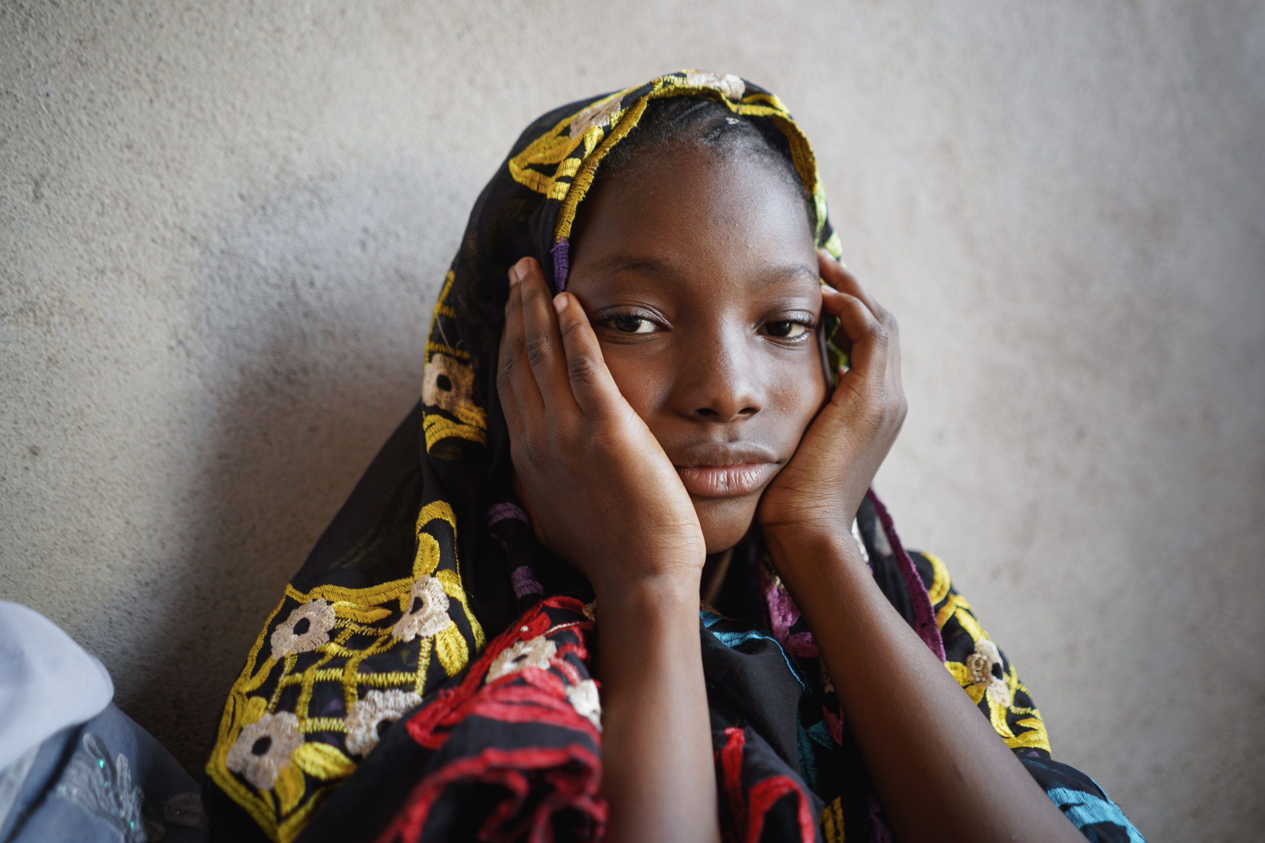 Portrait of Sad African girl looking to camera - Observatório do 3° Setor