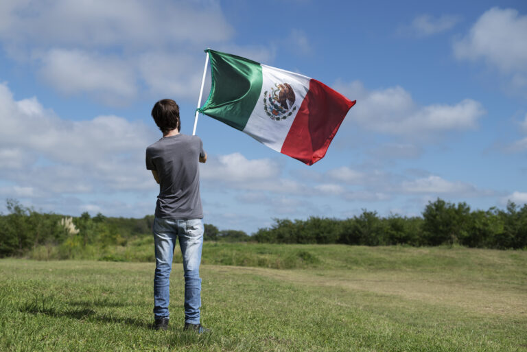 full-shot-man-holding-mexican-flag - Observatório do 3° Setor